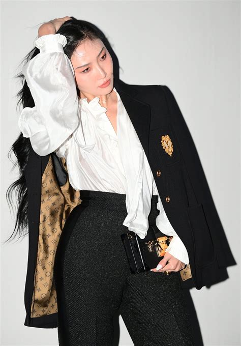 더쿠 화사 루이비통쇼 쩌는 아우라 Feat 이효리 댓글