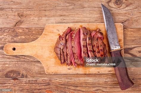오래된 칼로 나무 도마에 구운 쇠고기 고기 조각 맨 위 보기 고급 요리에 대한 스톡 사진 및 기타 이미지 고급 요리 고기 날것 Istock