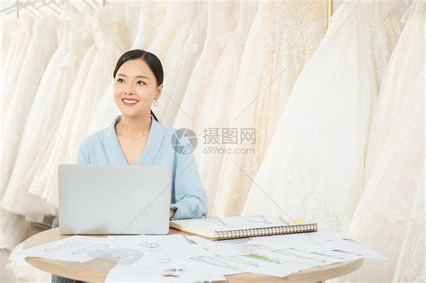 使用笔记本绘图的服装设计师高清图片下载 正版图片501654741 摄图网