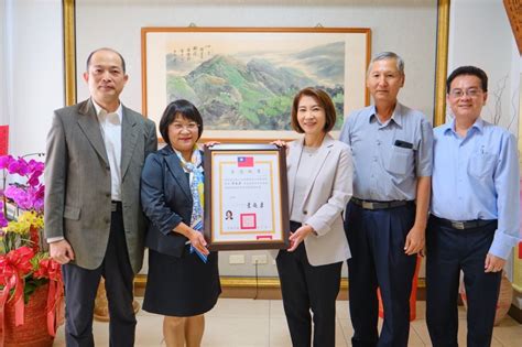 屏東立縣72年來第一位女縣長 周春米領當選證書 政治快訊 要聞 Nownews今日新聞