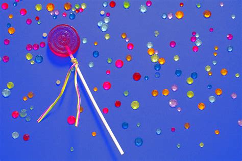 멀티 컬러 모조 다이아몬드와 보라색 배경에 붉은 색의 라운드 사탕 롤리팝 달콤한 사탕 개념입니다 0명에 대한 스톡 사진 및 기타 이미지 Istock