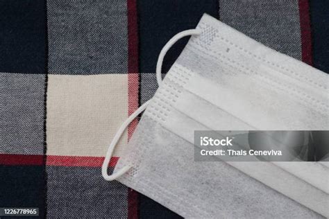 격자 무늬 직물에 보호 얼굴 마스크 브라질 페스타 주니나배경입니다 체크 무늬 패턴 배경입니다 0명에 대한 스톡 사진 및 기타 이미지 Istock