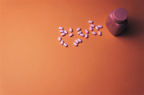 아름 다운 분홍색 병 및 아름 다운 산호 주황색 배경에 분홍색 알 약 0명에 대한 스톡 사진 및 기타 이미지 0명 건강관리와 의술 과학 Istock