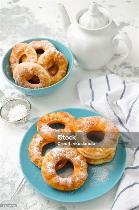 만든 흰색 콘크리트 바탕에 바닐라 코 티 지 치즈 도넛 튀김 0명에 대한 스톡 사진 및 기타 이미지 0명 가루 설탕 개체 그룹 Istock