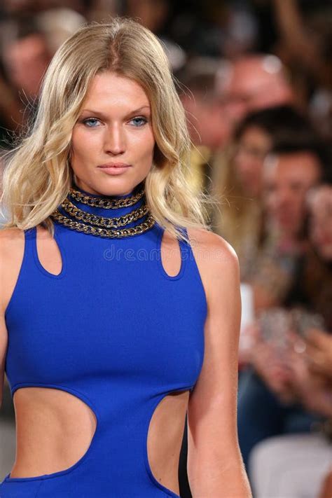 Model Toni Garrn Walks Carmen Steffens Runway At The Ftl Moda Ss2016