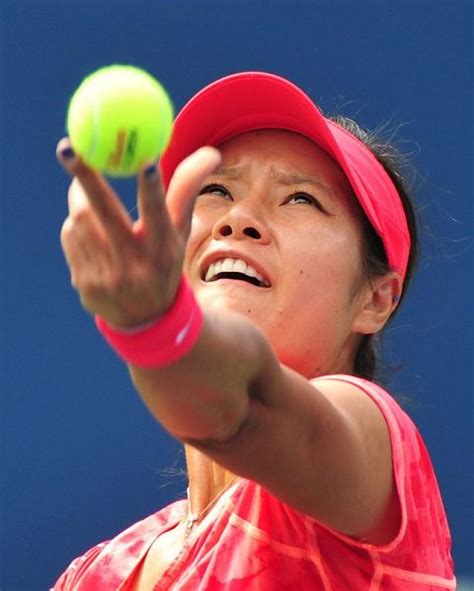 图文：李娜2 0阿维德森晋级 李娜准备发球 搜狐体育