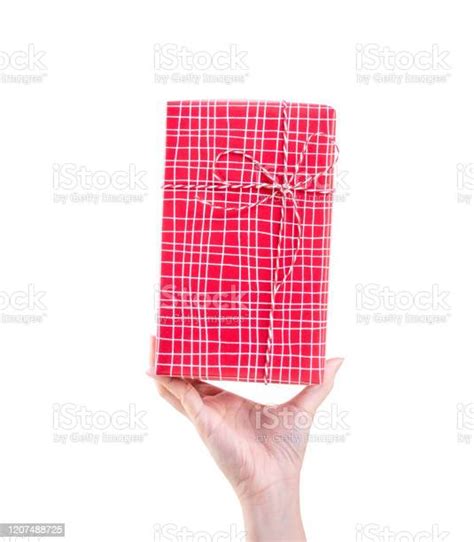 아시아 여자 들고 주는 흰색 배경에 고립 된 묶여 활 매듭 포장 된 선물 상자를 보내 공휴일에 대한 스톡 사진 및 기타 이미지