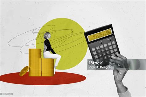 복합 작품 사진 콜라주 템플릿 작은 아가씨 앉아의 스케치 돈 동전 더미 거대한 손 잡기 계산기 카운트 수수료 경제 20 24세에 대한 스톡 사진 및 기타 이미지 Istock