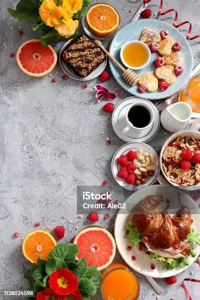 아침 식사 음식 테이블입니다 축제 브런치 세트 팬케이크 크루아상 그래 놀라 주스 및 신선한 과일이 포함 된 다양 한 식사 아침 식사에 대한 스톡 사진 및 기타 이미지