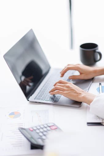 사무실 책상 세금 보고서 회계 통계 및 분석 연구 개념에서 수학 금융을 수행하기 위해 계산기와 노트북을 사용하는 아시아 비즈니스