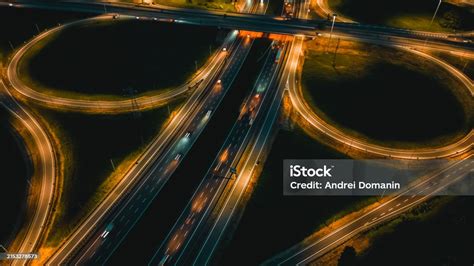 도로 및 원형 교차로 야간에는 다단계 교차로 고속도로 고속도로 평면도 밀라노 이탈리아 0명에 대한 스톡 사진 및 기타 이미지