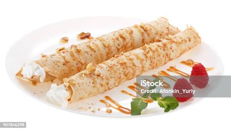 봉사 접시에 휘 핑된 크림 딸기와 견과류 팬케이크 카라멜 시럽으로 장식 흰색 배경에 고립 0명에 대한 스톡 사진 및 기타 이미지 Istock