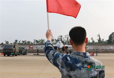 南部战区空军战机挂弹进行空战训练 中国军网