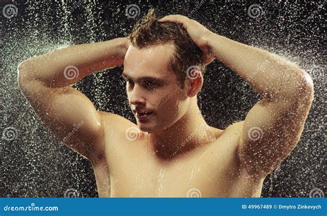 Jeune Homme Beau Prenant Une Douche Image Stock Image Du Baisses