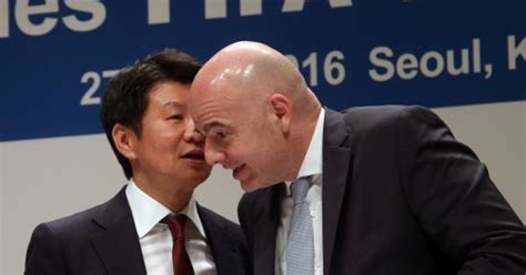 귀엣말 나누는 인판티노 정몽규