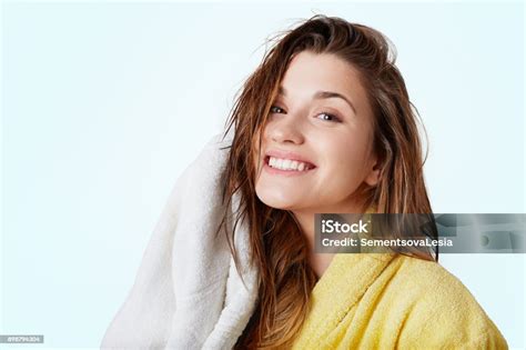 젖은 검은 머리와 아름 다운 밝은 여성 목욕 가운 입고 수건 샤워 하 고 씻어 흰 스튜디오 배경 위에 절연 모든 Stess에 기꺼이 되 고 보유 화장실에서 웃 고 기쁘게