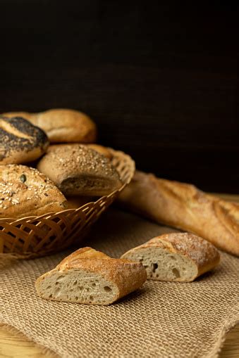 테이블 위에 얇게 썬 빵 홈메이드 패스트리 갓 구운 빵이 테이블 위에 있습니다 건강한 식생활에 대한 스톡 사진 및 기타 이미지 건강한 식생활 글루텐이 들어 있지 않은