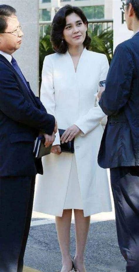 李富真不愧是 韩国最美富二代”：微卷中长发，穿衣端庄，很美 知乎