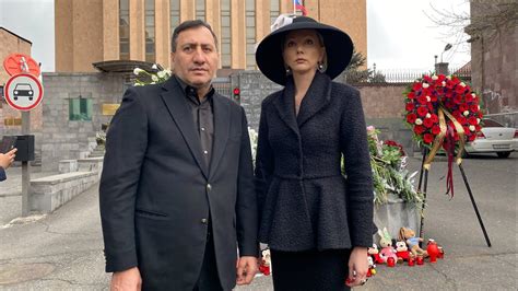 ՌԴ դեսպանատան մոտ դրոշը խոնարհվել է քաղաքացիների հոսքը շարունակվում է Youtube