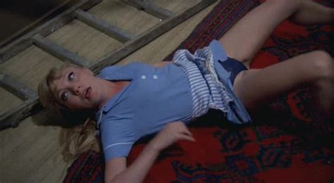 Naked Susanne Jagd In Mazurka På Sengekanten