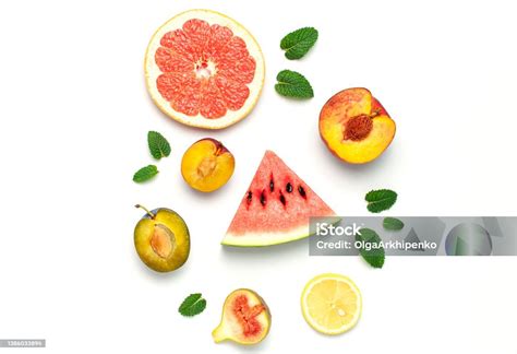 열대 여름 과일 개념 신선한 잘 익은 수박 복숭아 매화 무화과 레몬 자몽 민트 잎으로 만든 창조적 인 레이아웃은 흰색 배경에 평평한 평지 상단 보기 복사 공간 음식 배경