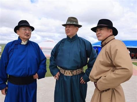 НААДАМ Ерөнхийлөгч У Хүрэлсүх малчин эмэгтэйн өөрт нь зориулж урласан дээлээр гангарчээ Isee Mn