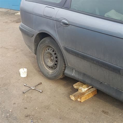 Поменять колесо без домкрата просто Советы