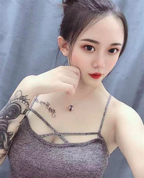 短髮刺青妹子「黃于恩」曲線兇爆，車上露酥胸「白嫩兩顆」辣翻！ Cupsdaily