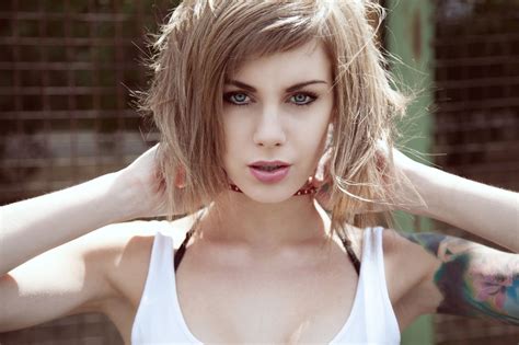 배경 화면 얼굴 여자들 초상화 금발의 긴 머리 열린 입 문신 흑발 사람 피부 의류 수퍼 모델 소녀 아름다움 눈 레이디 헤어 스타일 인물