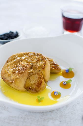 흰색 접시에 사과 소스와 함께 튀긴 거 위 간 푸아그라 좋은 음식 거위 새에 대한 스톡 사진 및 기타 이미지 거위 새 고기 굽기 Istock