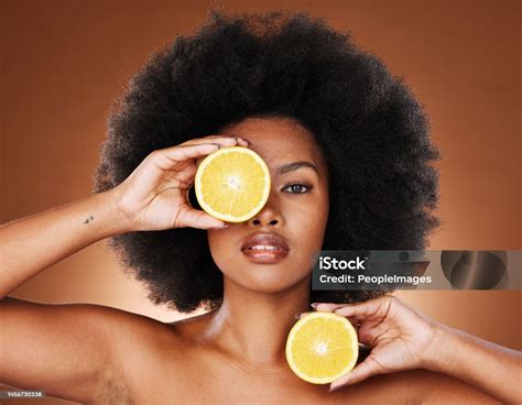 레몬 흑인 여성과 비타민 C 스킨케어 아름다움과 웰빙 건강 식품과 해독 천연 화장품 스튜디오 배경에 아프리카 헤어 인물 아프리카 및 비건 모델 감귤류 과일과 얼굴 20 24