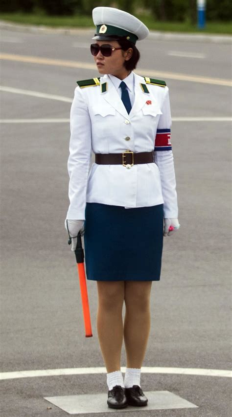 더팩트 [화보] 평양 명물 여자교통경찰 시민들 일상 포착 북한 평양 여자교통경찰