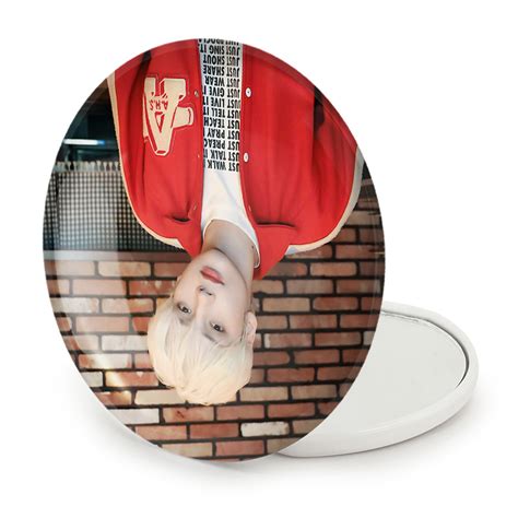 قیمت و خرید آینه جیبی خندالو طرح هیونینگ کای گروه تی اکس تی Txt مدل