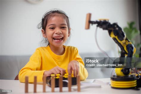 Stem 교육 개념입니다 아시아 학생들은 Stem에서 로봇 팔을 코딩하고 수학 공학 과학 기술 로봇 공학의 컴퓨터 코드를 아이들의 개념으로 코딩하여 집에서 학습합니다 6 7