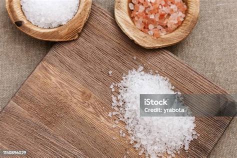 스파 컨셉 화장품 절차에 대 한 방향족 바다 소금 바다 소금과 빈티지 나무 책상입니다 복사 공간 스파 배경입니다 바로 위에 대한