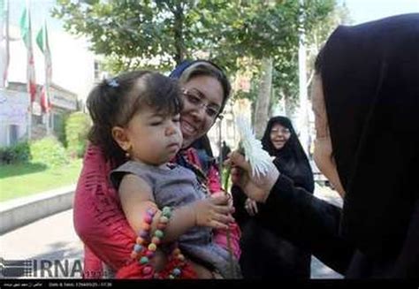 اهداء گل به دختران در روز دخترتصاویر