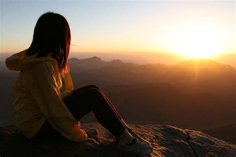 Девушка сидит на закате фото и картинки Abrakadabra Fun