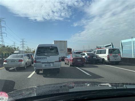 國3南下龍井段貨櫃車翻覆 全線封閉車陣回堵3公里 社會 中時