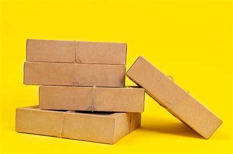 보관 및 배달을 위해 친환경 꼬기로 묶인 골판지 재활용 상자는 노란색 배경 전면 보기 복사 공간에 서로 더미에 놓여 있습니다 광고에 대한 스톡 사진 및 기타 이미지 Istock