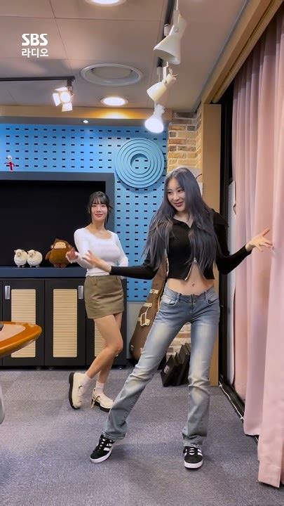 📹영스 직캠🐰대장은비와 깃털채연을 춤추게 하는 ️🧡💛피에스타💛🧡 ️ 타임 권은비의 영스트리트 Youtube