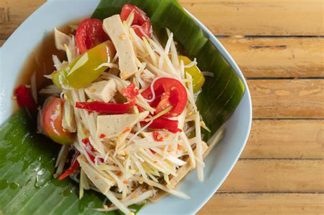 쌀국수와 베트남 소시지를 곁들인 매운 파파야 샐러드 태국 음식 0명에 대한 스톡 사진 및 기타 이미지 0명 건강한 식생활 그릇 Istock