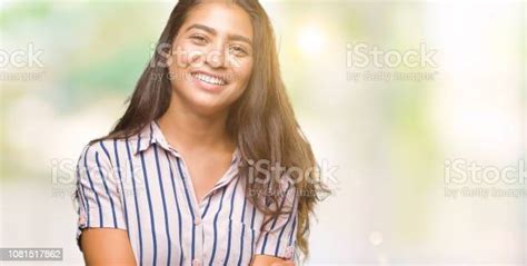 격리 된 배경 행복 얼굴 교차 팔 카메라 보고 웃 고 젊은 아름 다운 아랍 여자 긍정적인 사람입니다 긍정적인 감정 표현에 대한