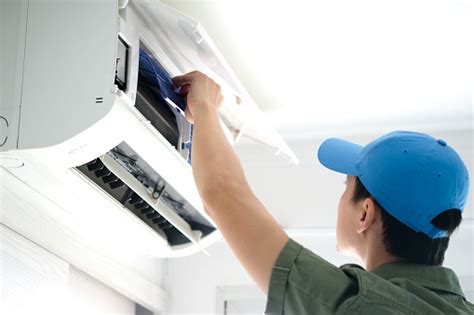 방에서 남성 수리 에어컨 그는 공기 기술자 정비사 엔지니어입니다 유지 보수 에어컨 나 자신 공기조화에 대한 스톡 사진 및 기타