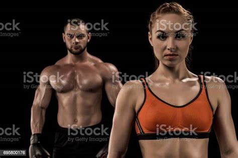 근육 질의 젊은 운동가 서 권투 장갑에 Sportswoman 블랙에 고립 된 자신감 2명에 대한 스톡 사진 및 기타 이미지 2명 건강한 생활방식 검정색 배경 Istock