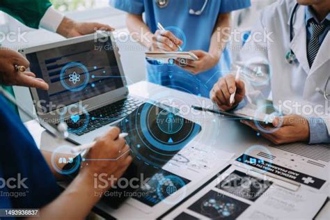 의료 기술 네트워크 팀 회의 개념입니다 의사 손 스마트 폰 현대 디지털 태블릿 및 노트북 컴퓨터 그래픽 차트 인터페이스 가상
