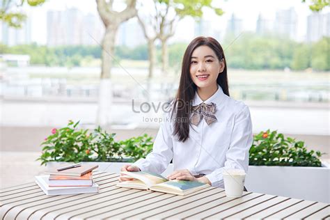 야외에서 독서하는 젊은 여성 학생 사진 무료 다운로드 Lovepik