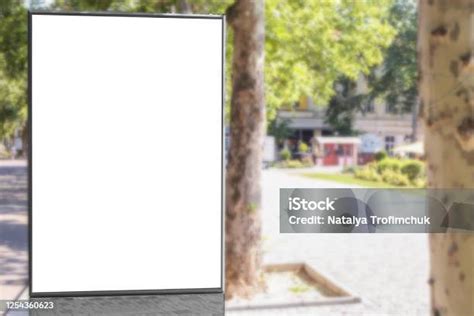 포스터 아래의 광고 공간 라이트포스터 시티라이트는 도로 근처 도시에서 작은 광고판을 모형으로 만듭니다 광고를 위한 공백 모의 0명에 대한 스톡 사진 및 기타 이미지 Istock