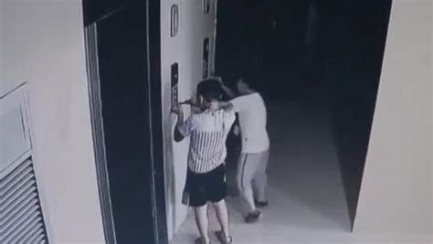 熊孩子贪玩锁电梯，2岁男童被困半小时所有人澎湃新闻 The Paper
