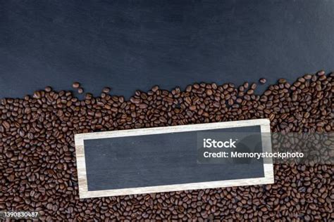 나무 테이블 배경에 나무 표지판과 커피 콩 모형 및 템플릿은 문자 카드 잡지 표지 포스터 및 배너 등을 텍스트공간으로 만듭니다 맨 위 보기입니다 플랫 레이 0명에 대한 스톡