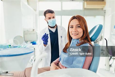 치과 진료실에서 환자를 치료하기 위해 준비하는 치과 도구를 들고 있는 치과 의사 2 3 살에 대한 스톡 사진 및 기타 이미지 2 3 살 20 29세 2명 Istock